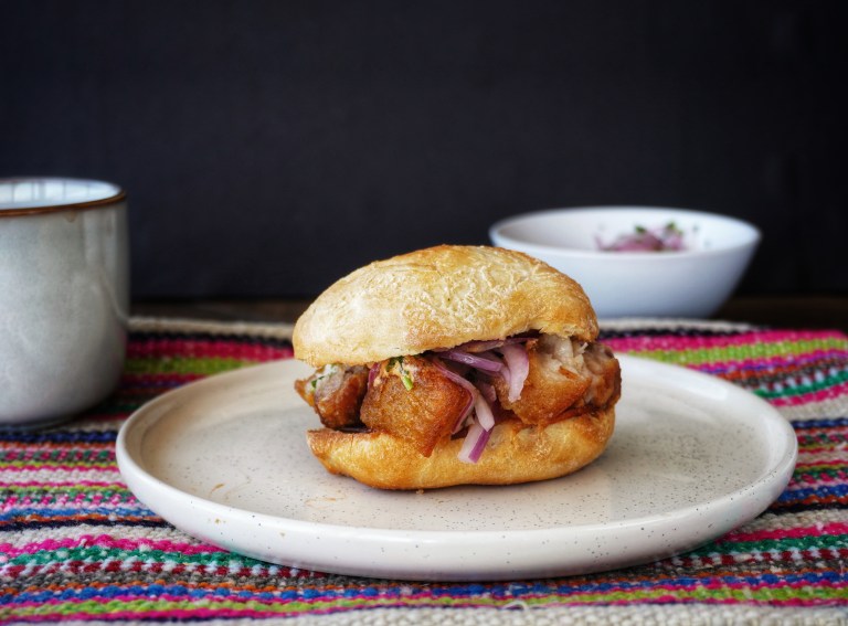 Pan con Chicharrón: el Desayuno Peruano que Conquista